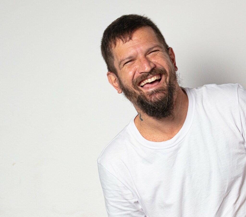 Saulo estreia novo álbum reunindo nomes como Afrocidade, Melim, Vítor ...