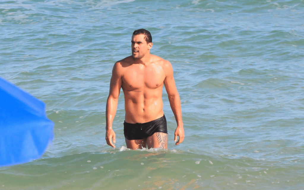 Felipe Roque deixa volume à mostra durante passeio na praia; veja fotos