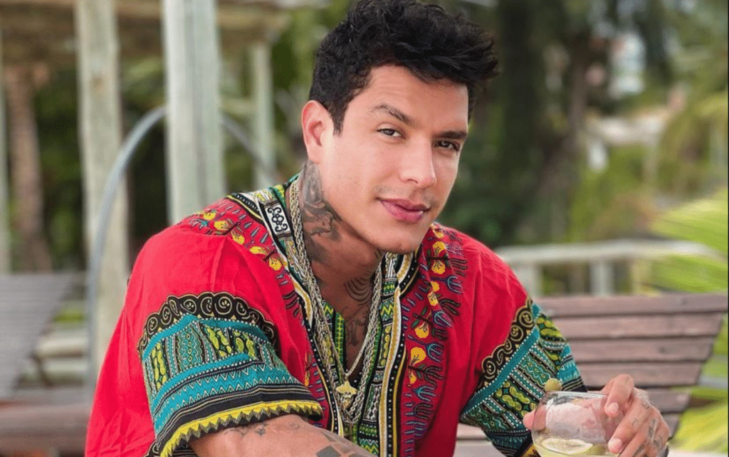 Victor Igoh compartilha foto de sunga e volume chama atenção da web: 'O ...