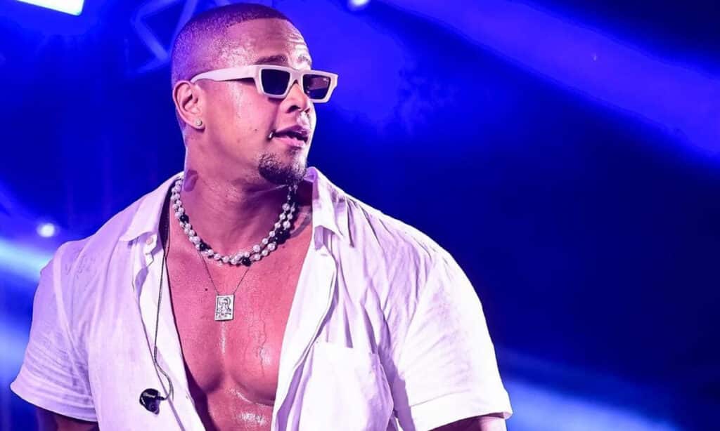 Léo Santana relata perrengue com equipe após ônibus dar problema na ...