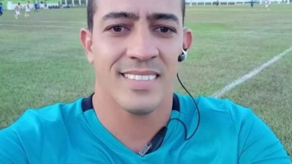 Árbitro é agredido com voadora em jogo em Minas Gerais; veja