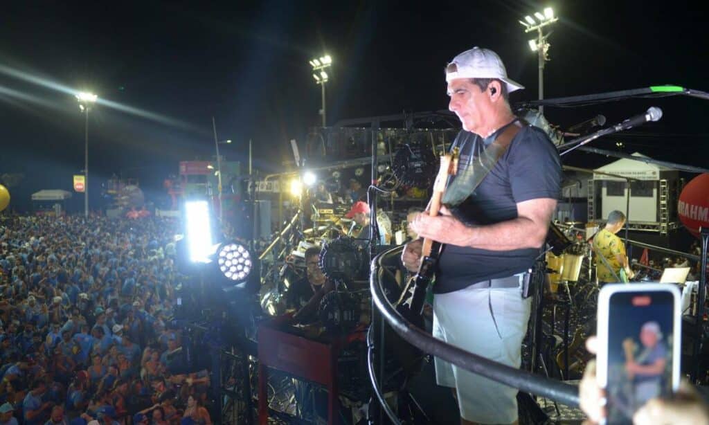 Durval Lelys comanda bloco 'Me Abraça' e relembra hits do Asa de Águia