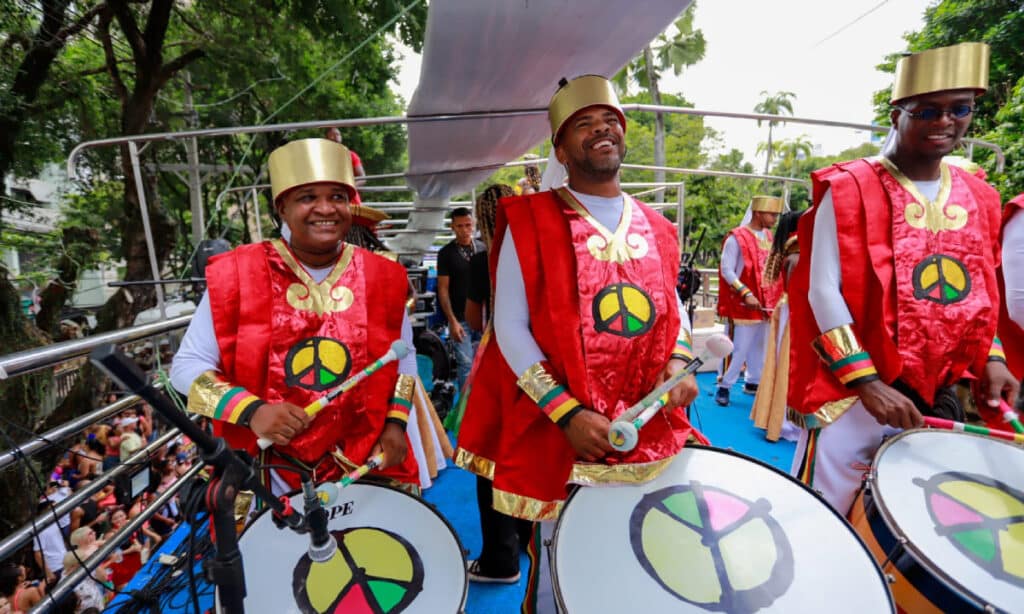 Blocos afro desfilam resistência no último dia de carnaval em Salvador