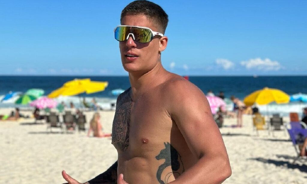 Ex-A Fazenda Tiago Ramos expõe traição em live: 'Santa do pau oco'